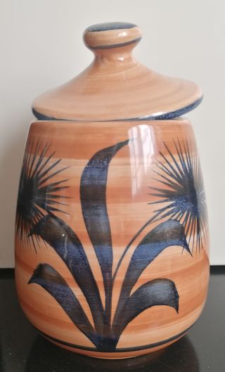 vaso in ceramica con coperchio