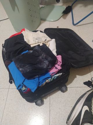 maleta pequeña con ropa y zapatos