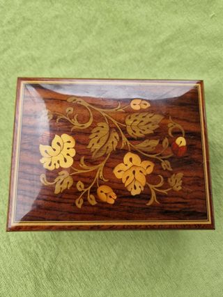 cofanetto in legno intarsiato