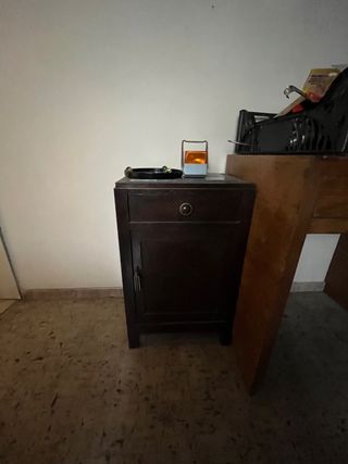 Comodino con ripiano in pietra