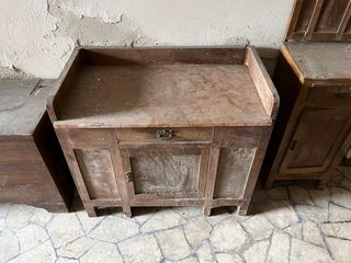 Mobiletto in legno con ante e ripiano in marmo