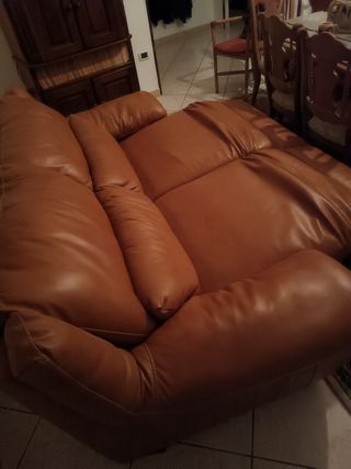Divano in " Vera Pelle" Vendo.