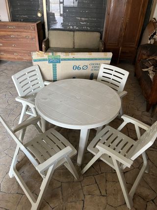 Tavolo da giardino con quattro sedie