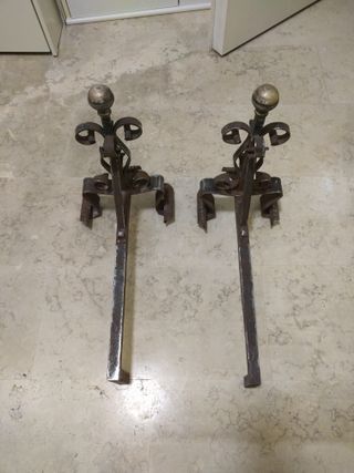 Vendo coppia di alari per camino antichi in ferro