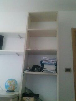 scrivania e mobile libreria