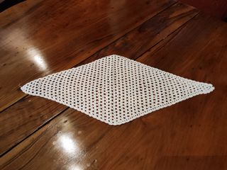 centrino bianco lavorato all'uncinetto