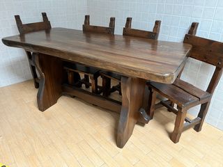 Tavolo con sedie in legno