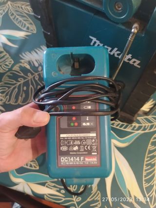 stereo da cantiere Makita con batteria e carica