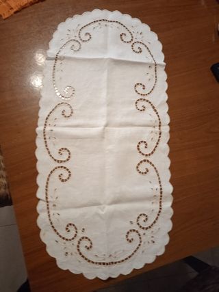 Centrotavola in lino con ricamo ad intaglio