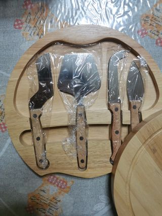 tagliere con coltelli per formaggi