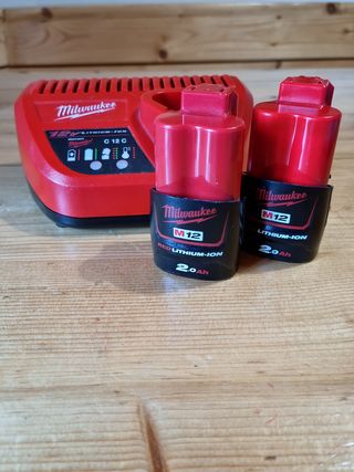 N.2 batterie Milwaukee M12 2ah + carica batterie