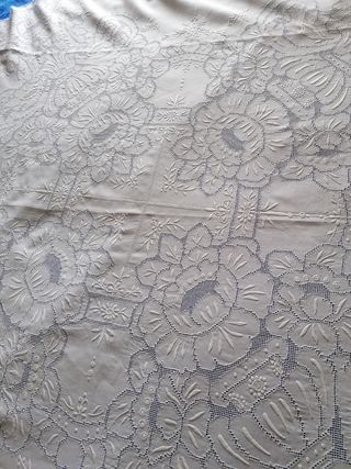 Copritavola in pizzo bianco ad intaglio