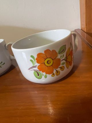 Due tazze da cappuccino vintage bianche con fiori