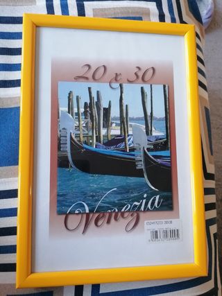 Cornice da parete gialla lucida