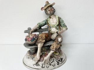 Capodimonte - Grande statua di Clochard su panchin