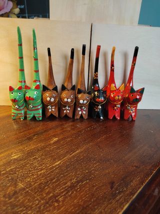 9 gattini in legno + collana tribale