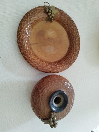 Sopra mobile porta fiori in legno vintage.