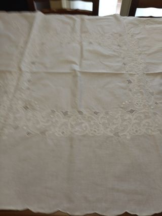 centrotavola bianco in cotone con ricami