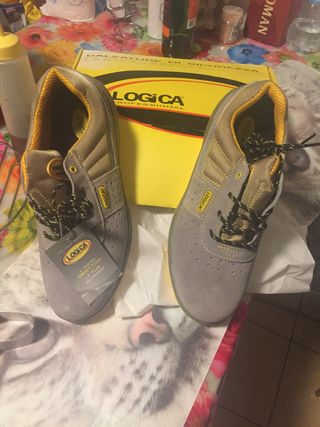 Scarpe antinfortunistiche e felpa tutto nuovo