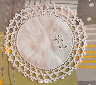 Centrino di lino ricamato