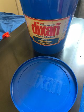 Contenitore vintage di detersivo dixan