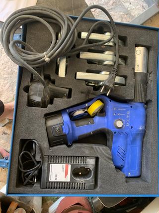 Pressatrice per tubi multistrato