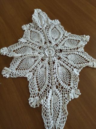 elaborato centrino uncinetto a forma di rombo