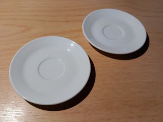 Coppia di piattini bianchi