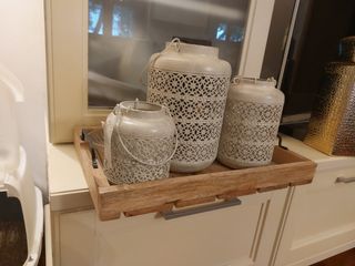 vassoio legno con lanterne