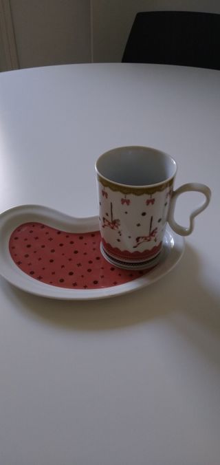 mug completa di piattino e scatola coordinata.