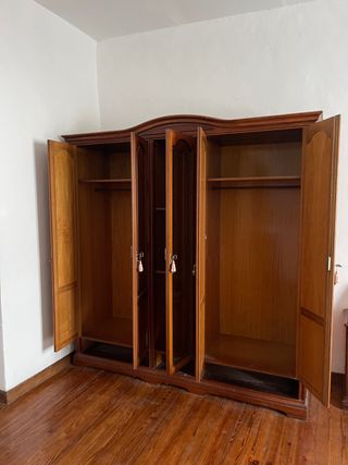 Cama, cómoda mesita y armario