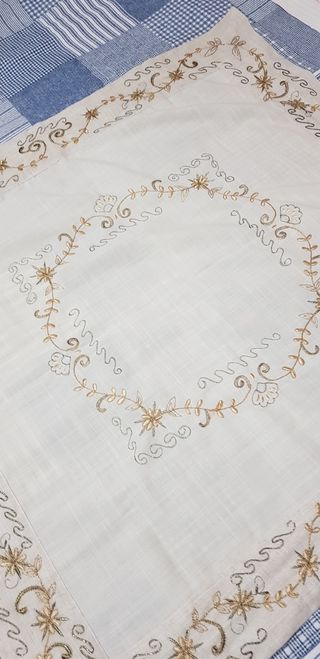 centro tavolo nuovo bello ricamato