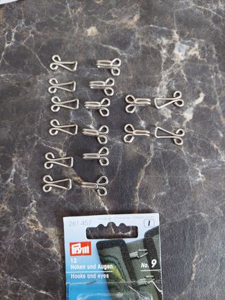 n.9 coppie ganci e occhielli