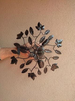 lampadario a tre luci in ferro battuto.