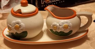 zuccheriera e lattiera su vassoietto