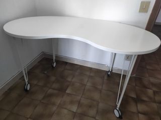 Scrivania da studio con rotelle