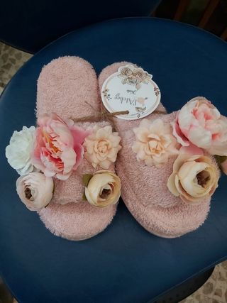 ciabatte in spugna rosa con fiori applicati shabby