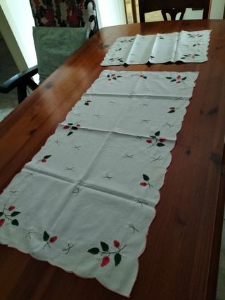 2 fasce copritavolo ricamate e smerlate