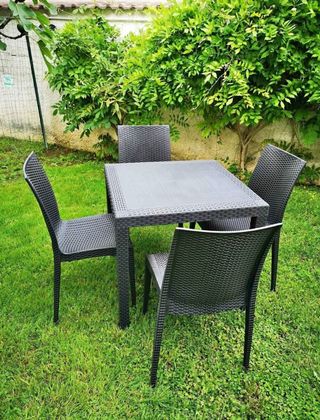 set 4 sedie e tavolo in prolipropilene