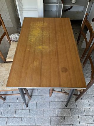 Tavolo cucina con quattro sedie