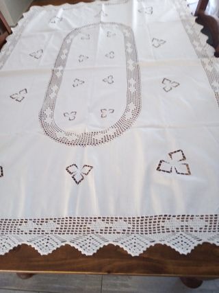 tovaglia o tappeto bianco tutto lavorato a mano