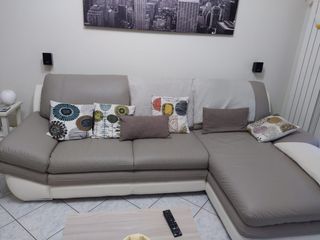 Divano in ecopelle con penisola