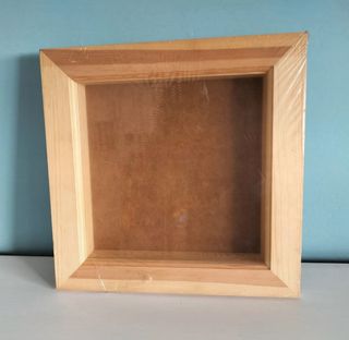 Cornice /Bacheca da muro con vetro
In legno grezzo