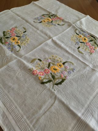 graziosa centrotavola in cotone garzato con fiori