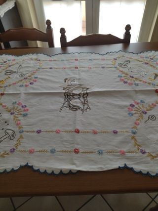 graziosa tovaglietta ricamata della sarta