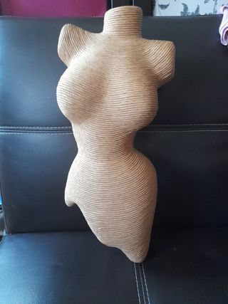 Espositore da muro per collane e/o foulard