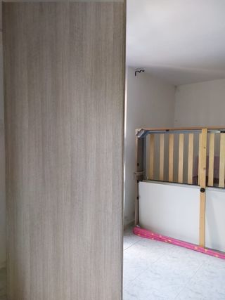 Armadio grande in legno a 3 ante e 1 a specchio