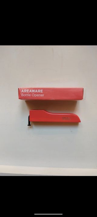 Apribottiglie rosa in legno design Areaware