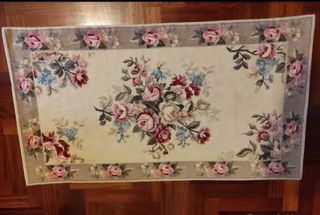 Tappeto ricamato a mezzo punto con stampa a fiori