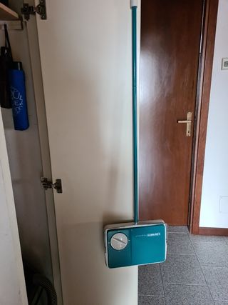 Scopa meccanica per pulire moquettes e tappeti